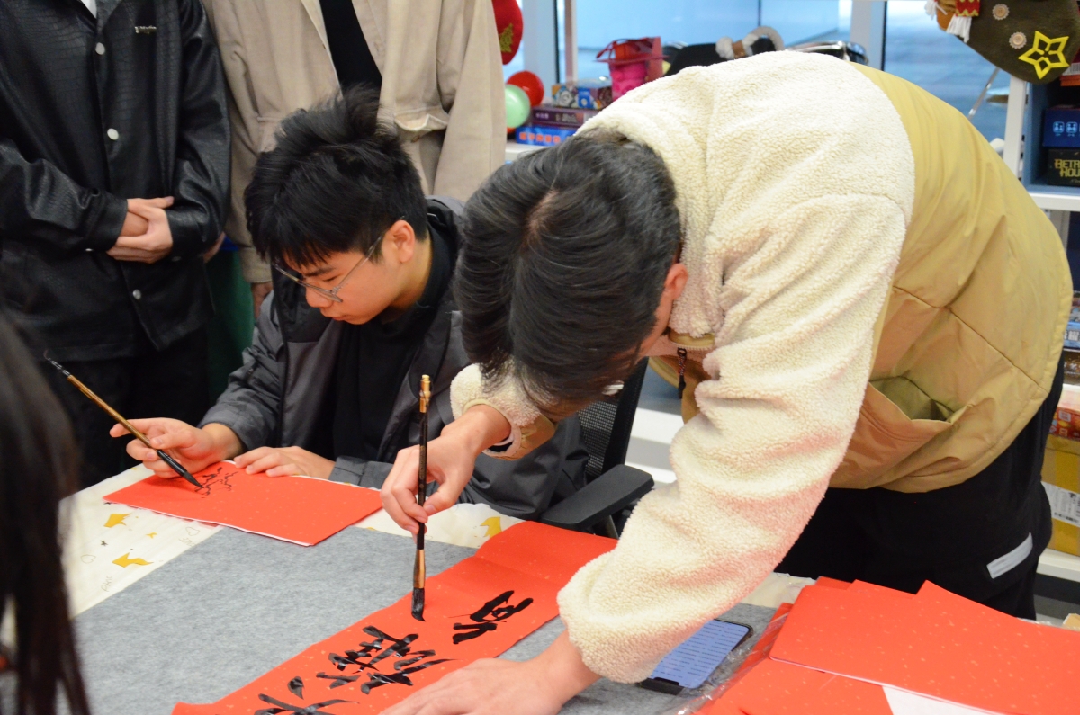 逛2024 GTSI春节集市，画糖画、玩拓印、穿汉服... | 天津大学佐治亚理工深圳学院