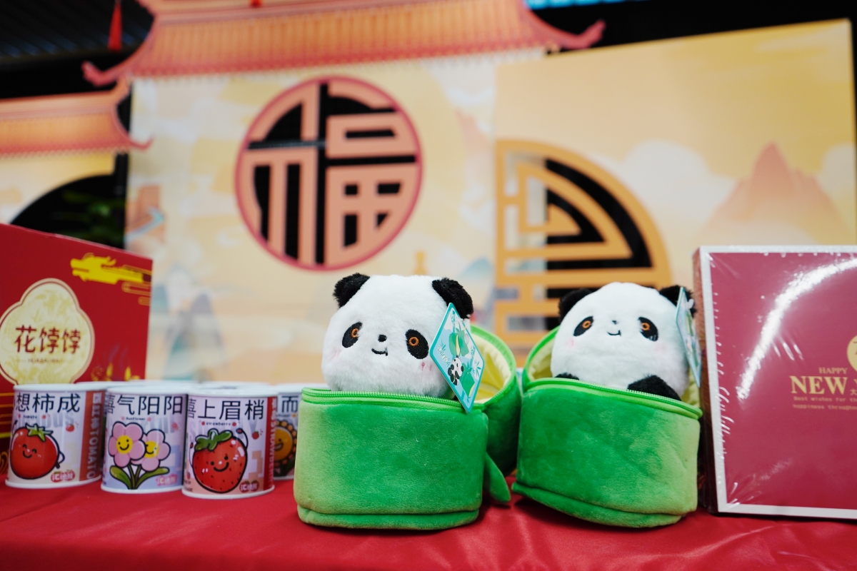 逛2024 GTSI春节集市，画糖画、玩拓印、穿汉服... | 天津大学佐治亚理工深圳学院