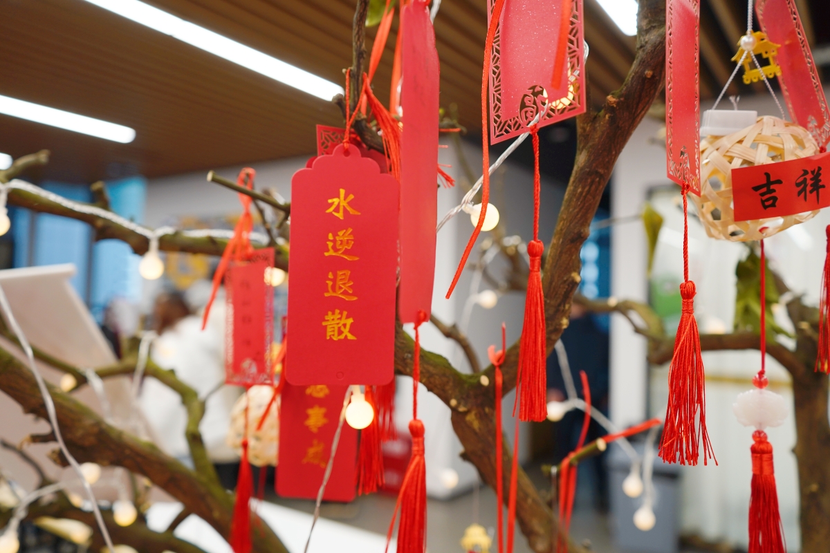 逛2024 GTSI春节集市，画糖画、玩拓印、穿汉服... | 天津大学佐治亚理工深圳学院